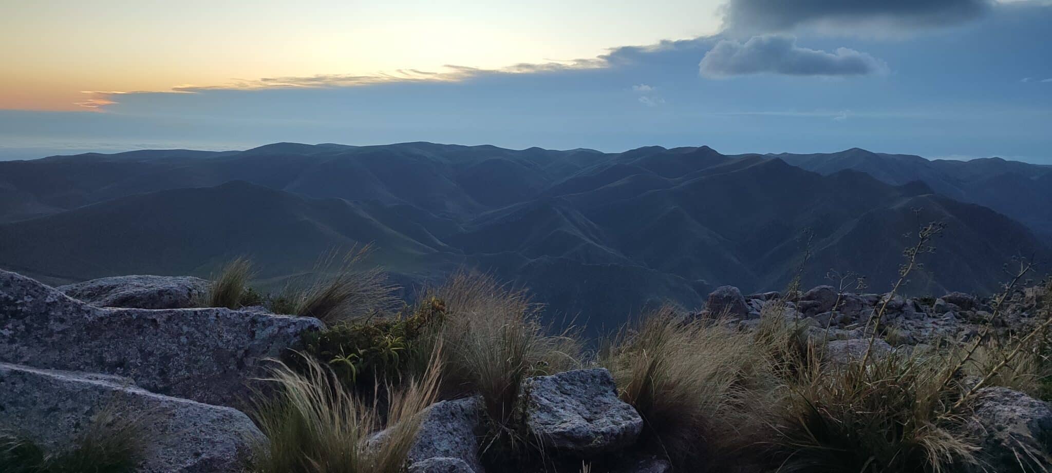 Trekking nocturno y amanecer en el Cerro Uritorco: Una experiencia ...