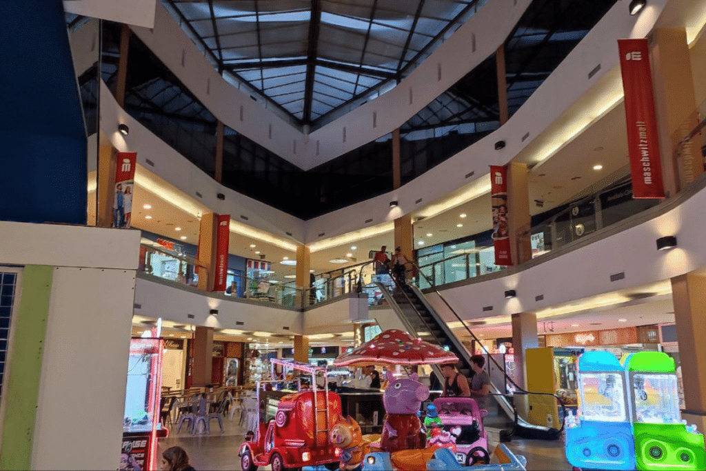 Maschwitz Mall: Centro de Compras y Servicios - Caminando Argentina